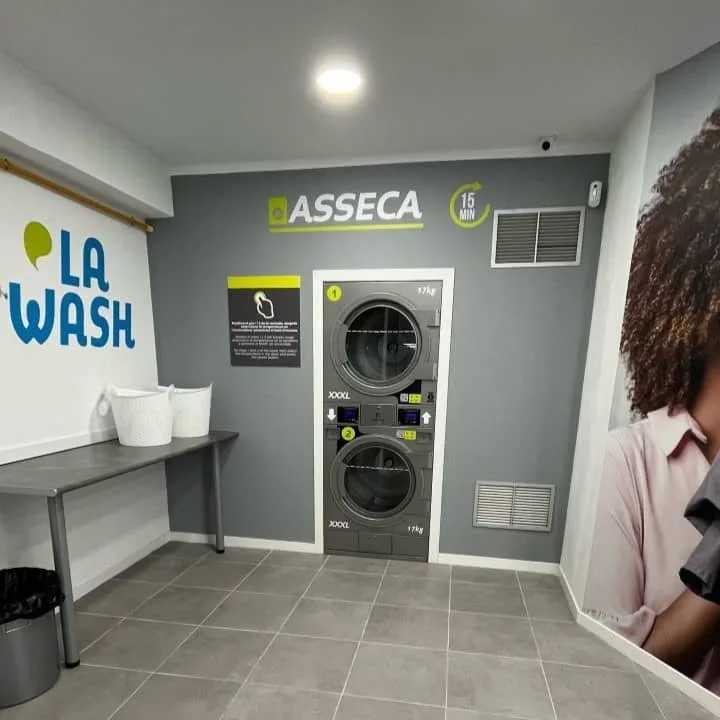 Lavandería La Wash en el distrito de Sant Martí, en Barcelona - La Wash